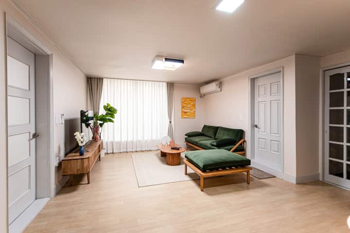 Comfy House With 3 Rooms And 1bath Near Hongik Stn - Seoul