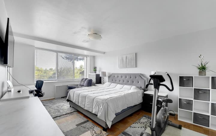 Lovely Duplex Apartment - Free Parking Garage - Falls Church, VA