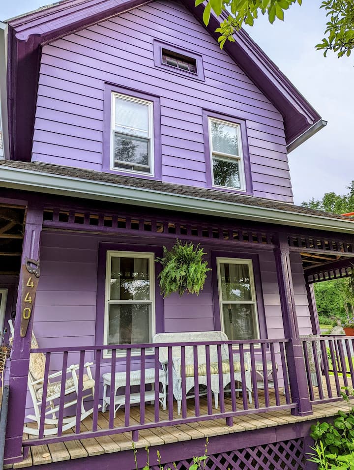 "Nostalgia" A Spacious2 Bedroom First Floor Unit. - North Adams, MA