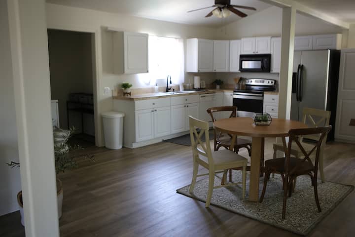 Adorable Farmhouse Style 2-bedroom Guesthouse - メニフィー, CA
