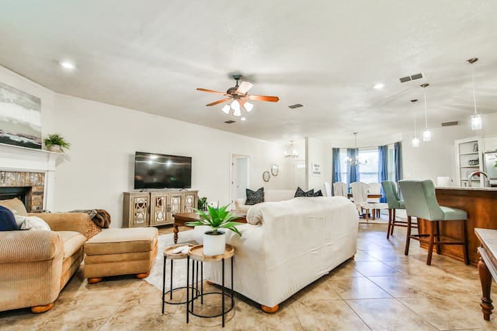 Sweet 3 Bed 2 Bath Plenty Of Space! - Lubbock, TX