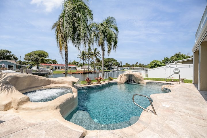 Dock, Kayaks, Pool, Jacuzzi, Ping Pong, Billiards, All Beach Gear, And More! - Cocoa Beach