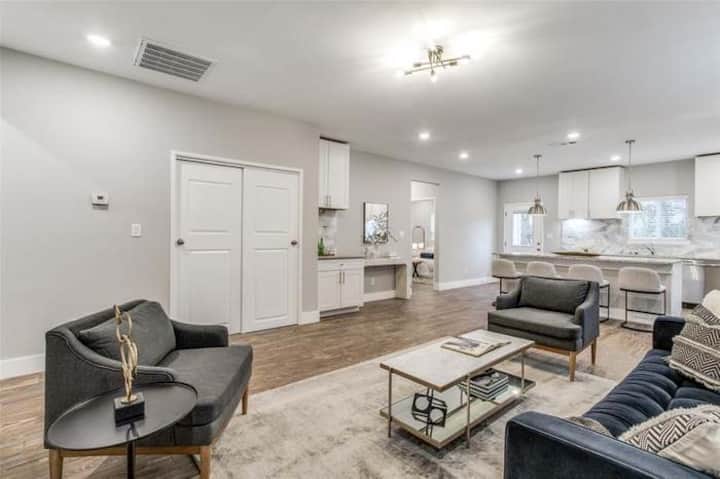 Modern Luxury 3 Bedroom Home With Attached Garage. - Lancaster, TX