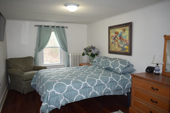Beautiful Bedroom In The Heart Of The Catskills. - Hudson, NY