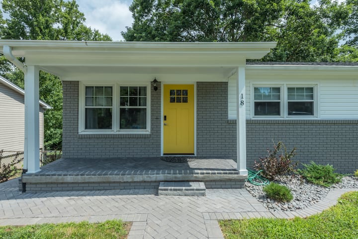 Convenient Modern 4/2 W/ King Bed + Pet Paradise - Asheville, NC