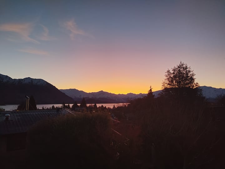 Lake & Mountain View Sunny, Renovated Sleeps 8 - Wanaka
