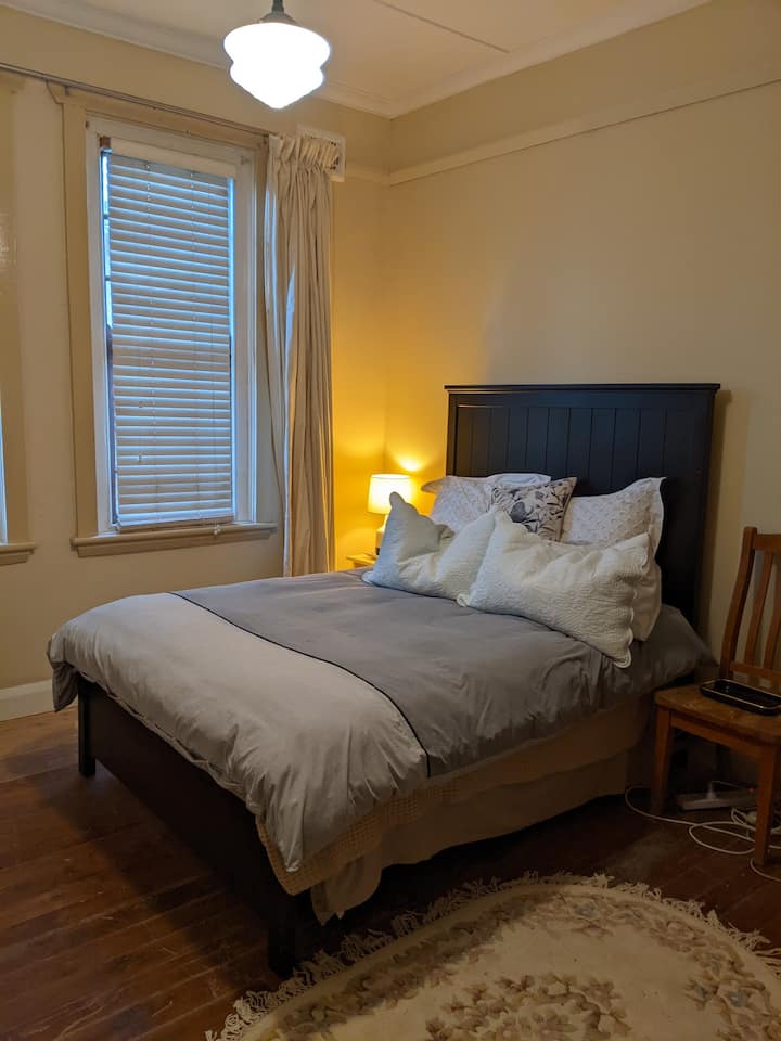 Simple 1927 Cottage, Street Park, Cosy Character - Goulburn