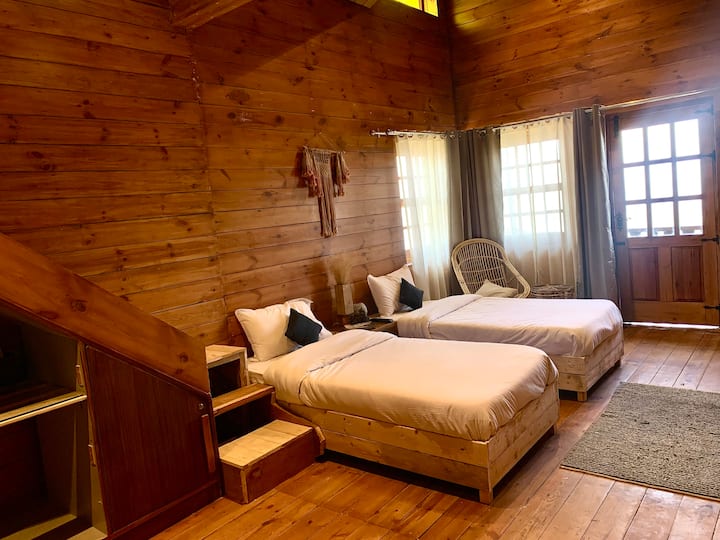 Firdaus-family Suite With Balcony And Sunrise View - Kufri