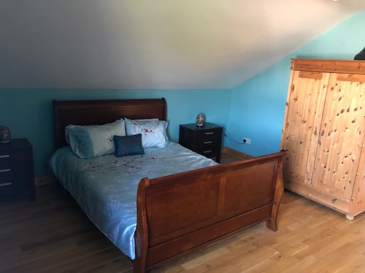 Bedroom Kingsize Bed Carrick On Shannon 4kilometre - Leitrim Village