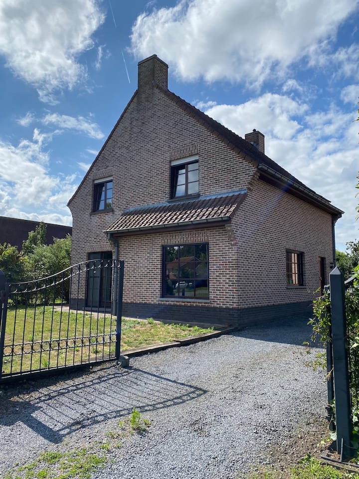 Huis - 10 P - 5 Slaapkamers - Gratis Parking - Lokeren