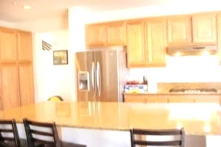 Comfortable Upstairs, 4k Tv, New Appliances - Riverside, CA