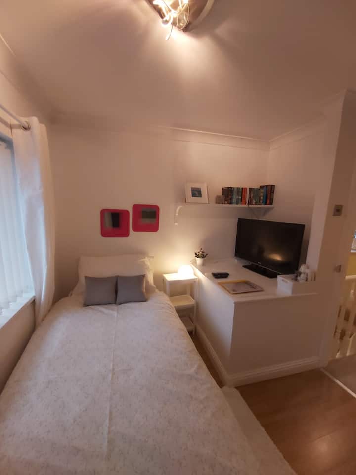 Lovely Home-stay Close To Shopping, Trains & M1 - 謝菲爾德