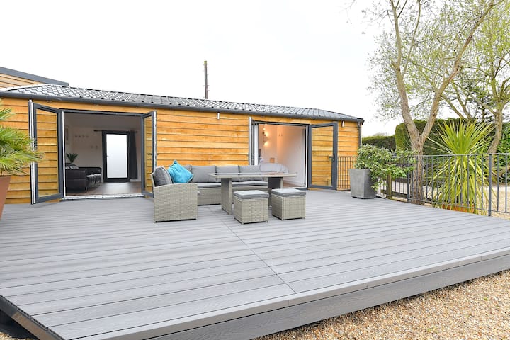 Cheerful 1bd Cottage With Parking Nr Guildford - Guildford