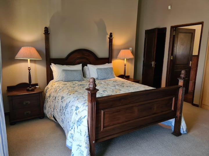 Connemara Close Tullamore Cottage With Dam & Views - Dullstroom