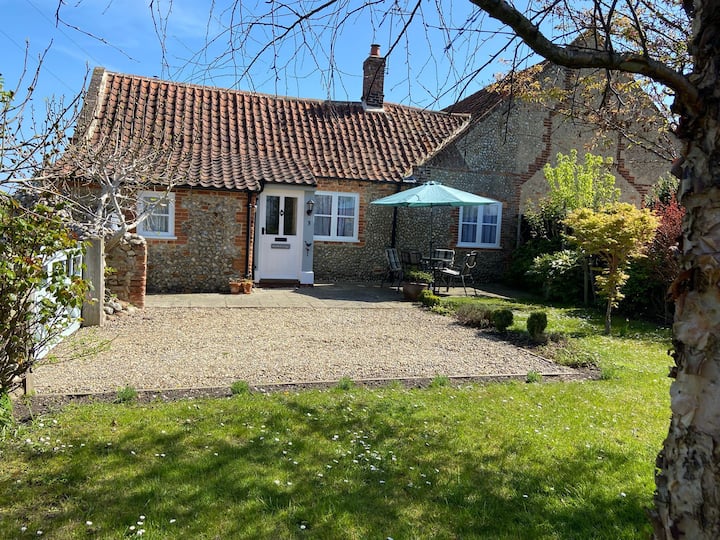 Blackbird, Beautiful 18th Century Cottage In Holt - Holt