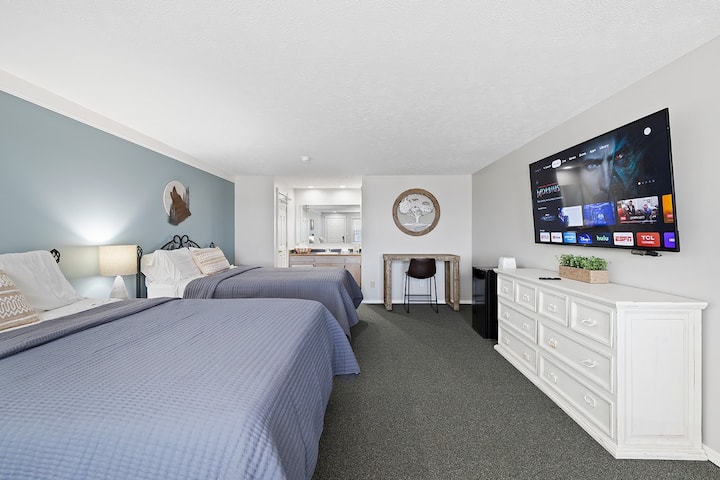 Wild Wilderness: Room #16 At The Bradford - Branson, MO