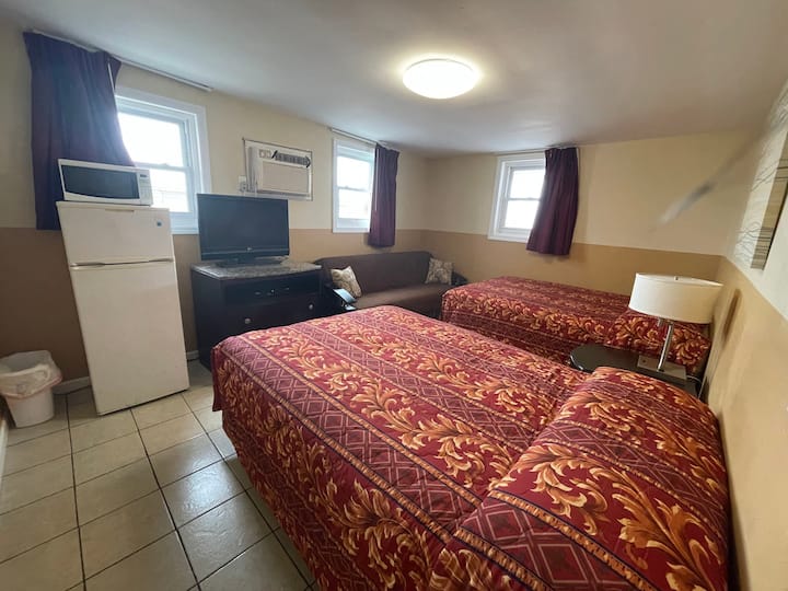 Deluxe Eight Person Suite Non-smoking - Seaside Heights, NJ