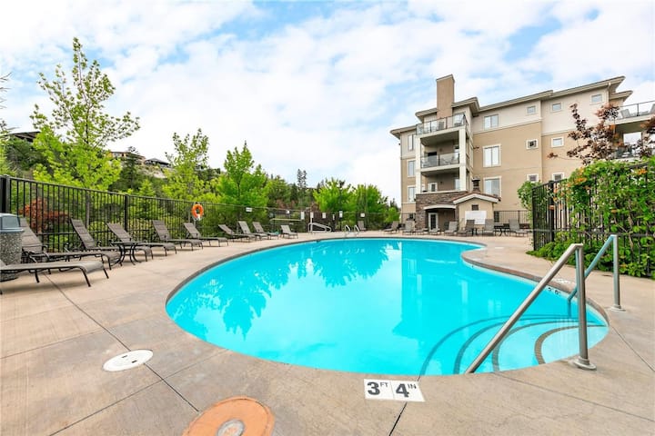 Golf, Ski, Wine, 4 Beds 2 Bath Sleeps 8pool/hottub - Kelowna