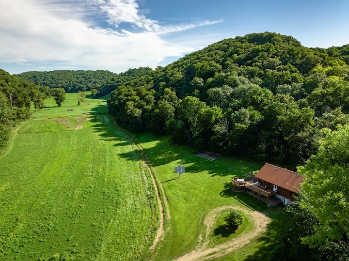 Cottonwood Lodge: Curated Driftless Retreat - Wisconsin