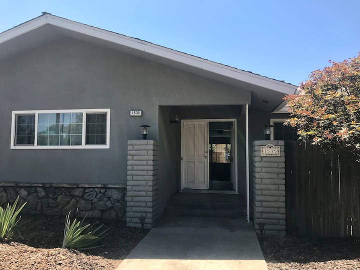 Large Home W/2 Family Rooms In A Prime Location! - Fresno, CA