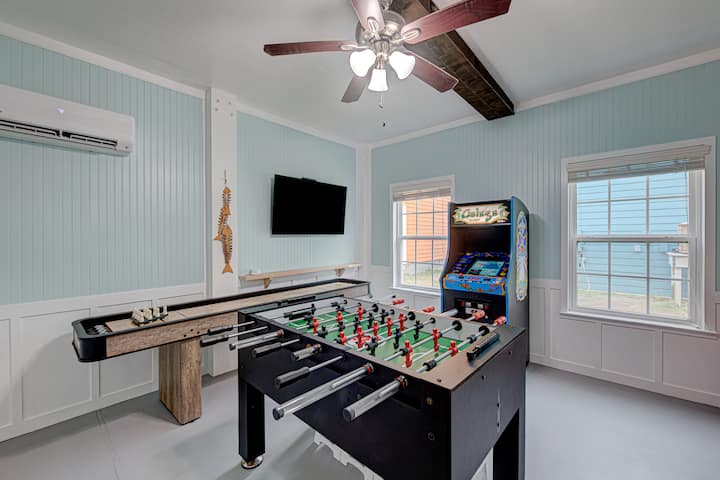 10 Min Walk To Beach! Game Room, Community Pool - Port Aransas, TX