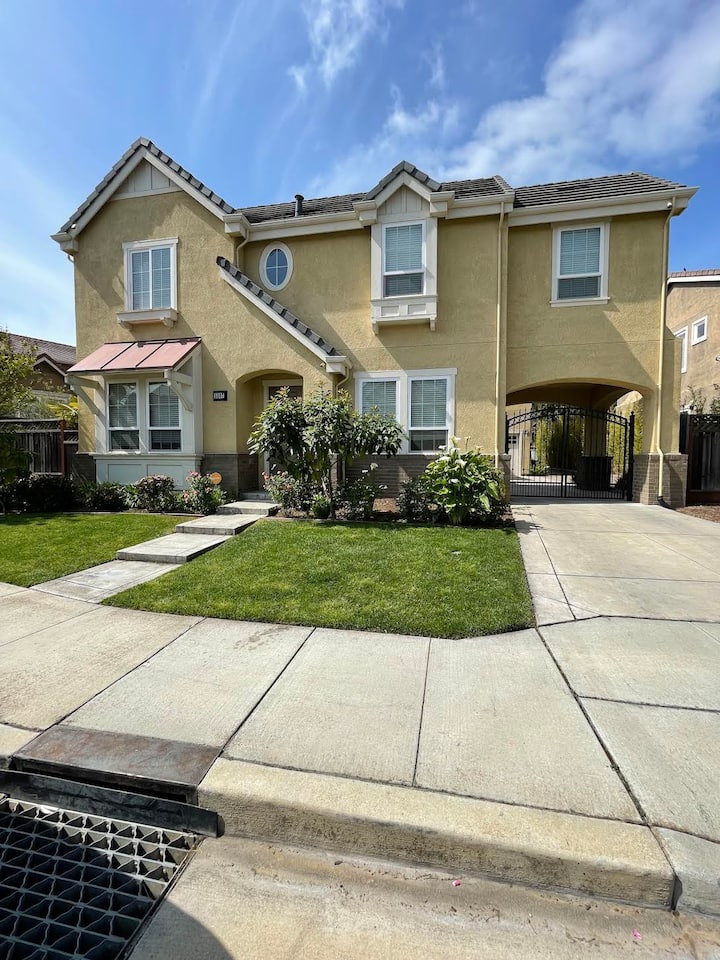 Warm Welcome Home In The West Foothills Of Gilroy! - Gilroy, CA