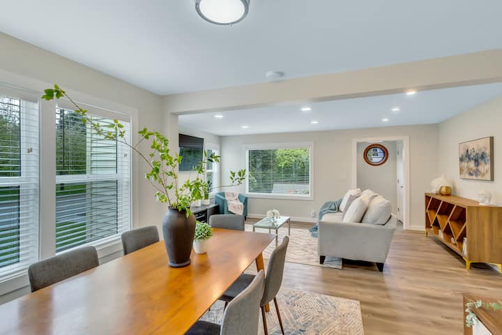 Entire House- Conveniently Located With Ample Parking - Seattle, WA