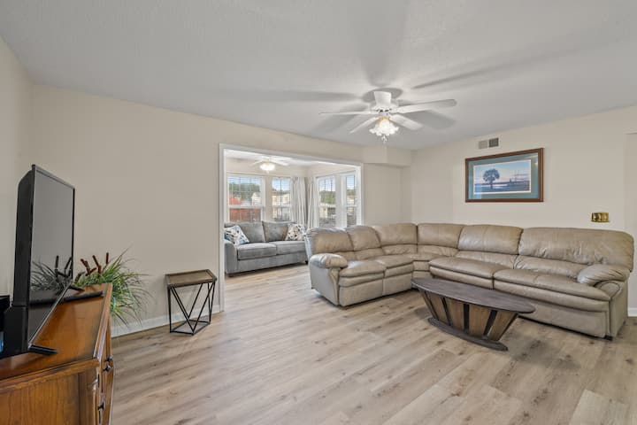 Family Size Beach Condo-sleeps 10/ Min To The Surfside Beach! - Murrells Inlet, SC