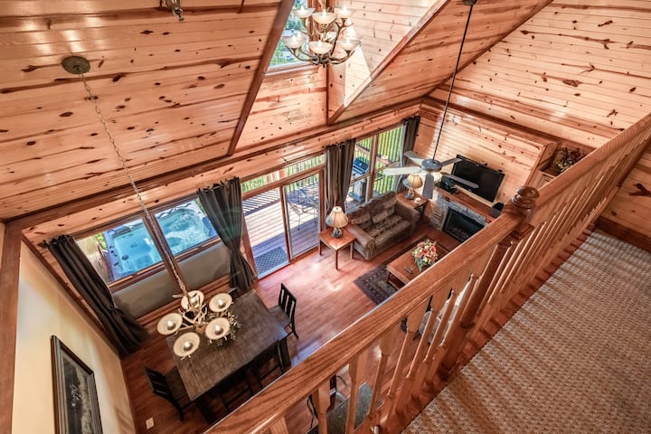 Relaxing Cabin! W Hot Tub, Pool Table, And Grill! - Pigeon Forge, TN