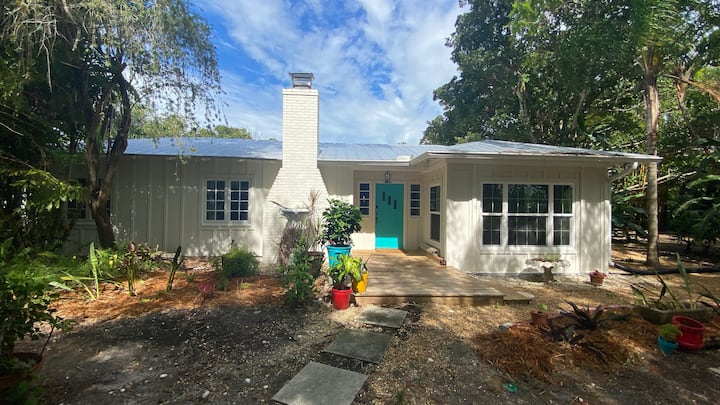 Vero Oasis! Come Hide Away In This Charming Home. - Vero Beach, FL
