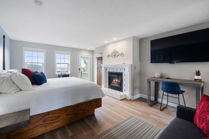 Stain Glass: Room #27 At The Bradford - Branson, MO