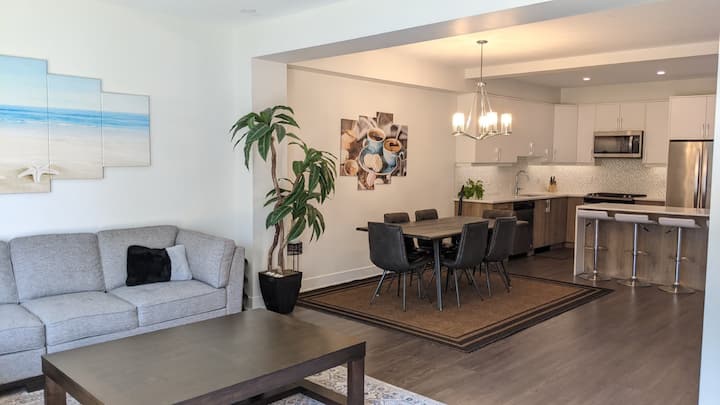 5-bd Bright, New, Spacious Home Near All Amenities - Langford