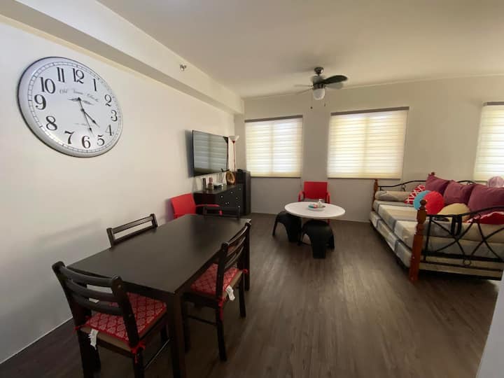 Condo Unit For 4-5 People W/ Pool Access - Calamba