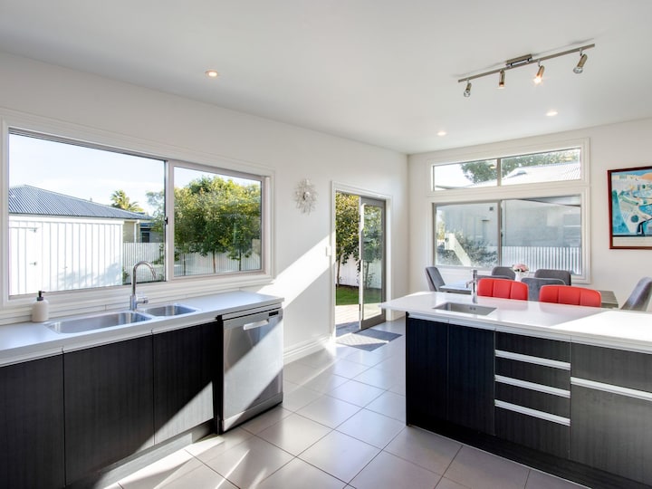 Sunny Villa In The Bay - 內皮爾