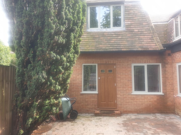 Comfortable 1 Bedroom Guest Suite With Parking. - Hove