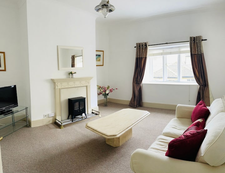 Lovely Spacious Courtyard View 1 Bed Apartment - Castle Combe