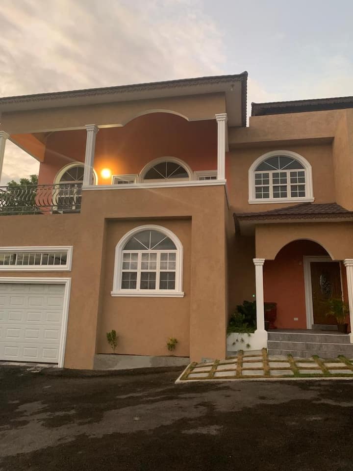 Spacious, Modern And Cozy Two Bedroom Town-house - Montego Bay