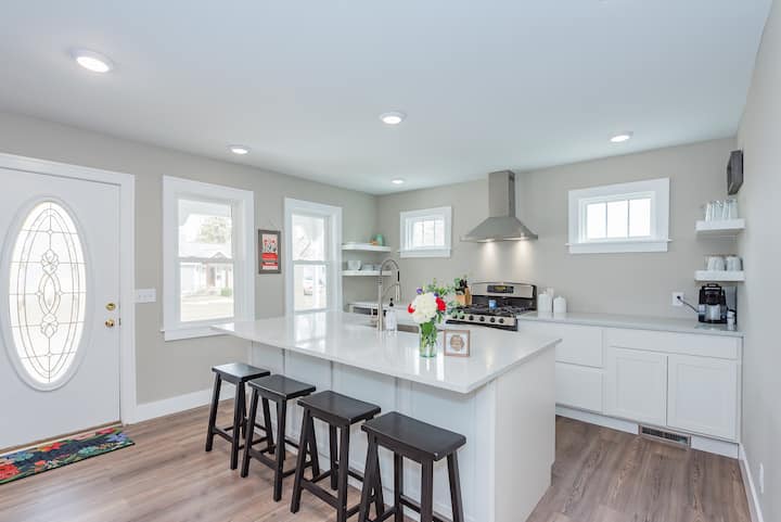 Remodeled 3 Bedroom Cottage Close To Everything! - Grand Haven, MI