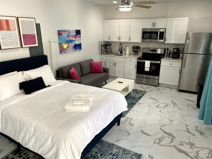 Dazzling Studio, Walk To Fountainsq, W/d, Kitchen - Indianapolis, IN