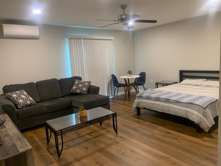 Entire Luxury Studio W/ Patio At Park Place  E115 - Kokomo, IN