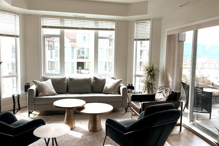 Downtown Lakefront ! Amazing Views, Pools. - Kelowna