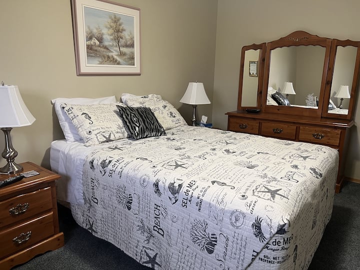 Welcome To Our Most Beach Serene Room - Drumheller