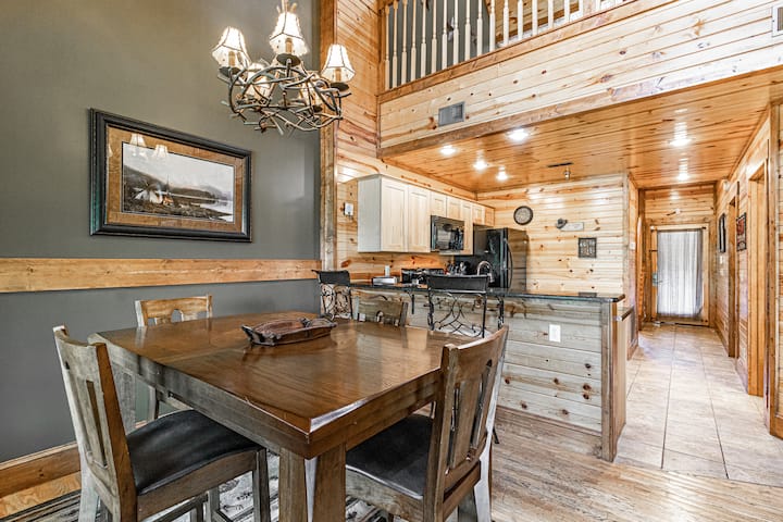 Cozy Retreat N Smoky, Sleeps 6・hot Tub・pool Table - Pigeon Forge, TN