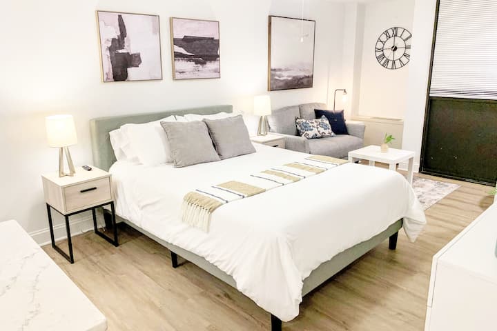 Stunning, Renovated Executive Studio, Free Parking - 베서스다