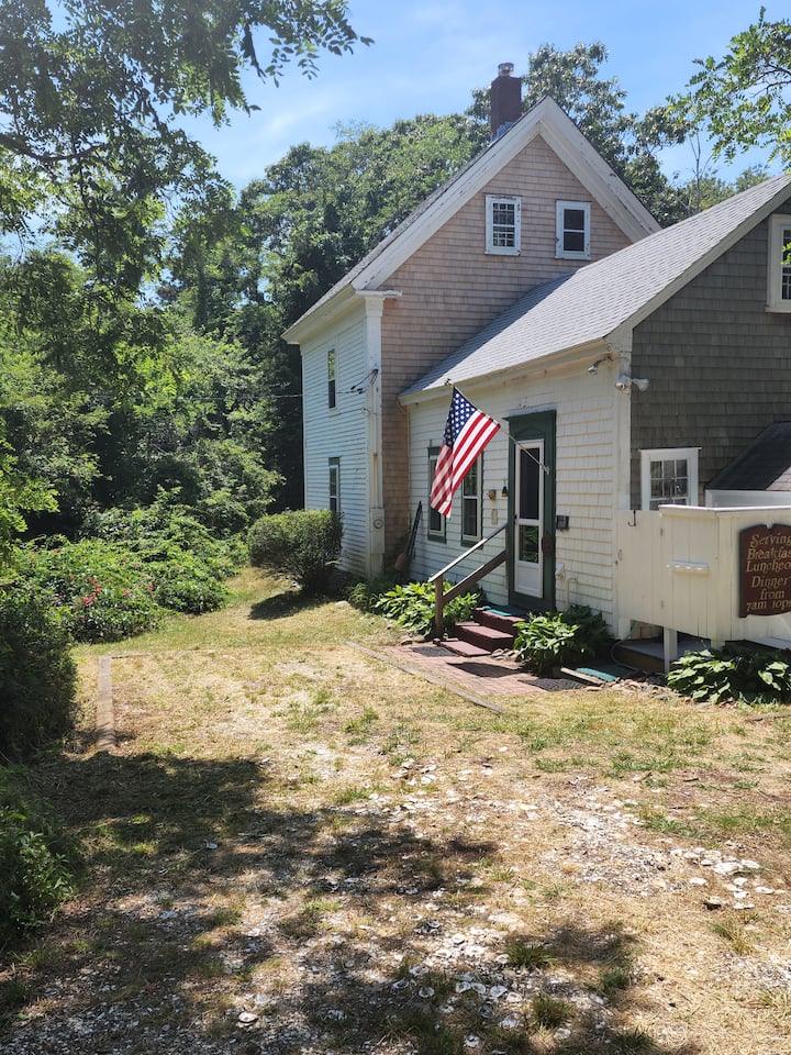 Quaint Quarters In South Wellfeet. - Wellfleet, MA
