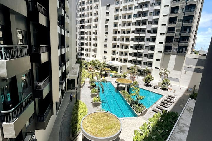 Cozy Condo Overlooking A Pool And Next To A Mall. - Parañaque