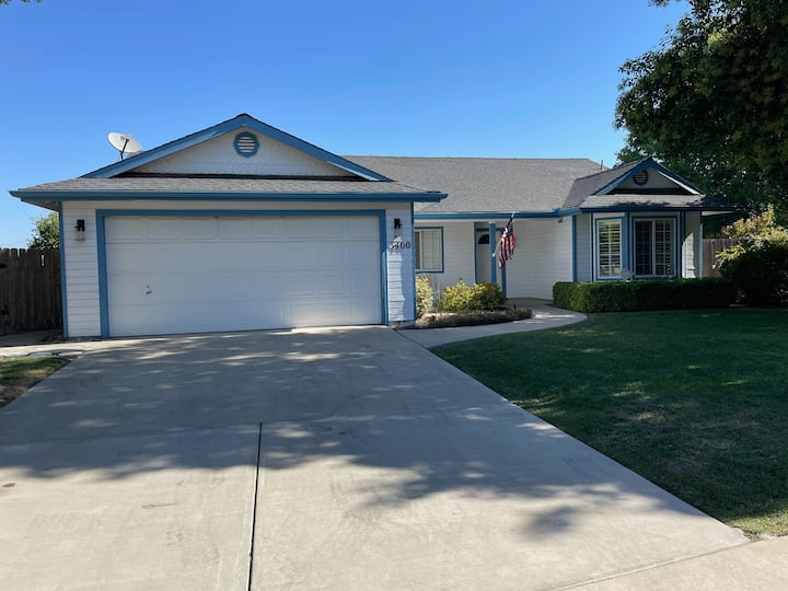 Southwest Visalia Garden Retreat - Visalia, CA