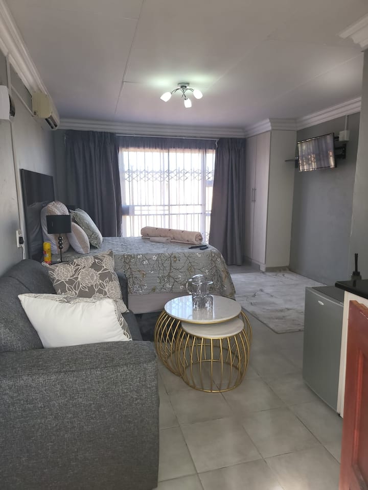 Luxurious Guesthouse With A Private Pool - Soshanguve