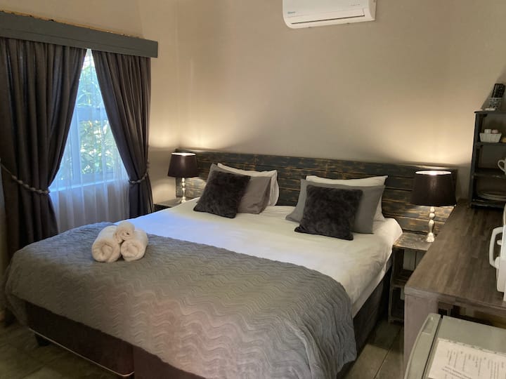 Be Still Guest House Room 1 - Paarl