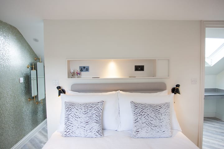 Double Loft Bedroom With En Suite & Sitting Room - Fulham